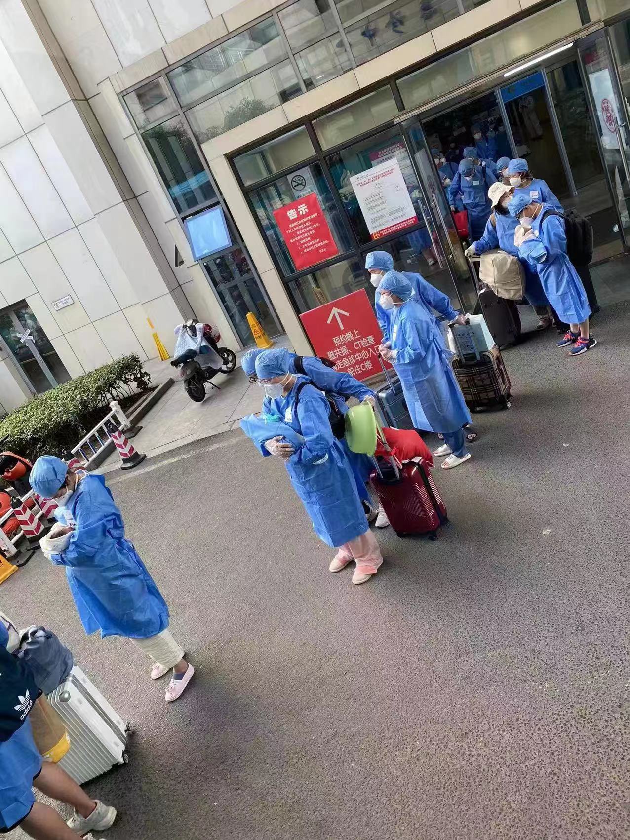 方舟子 On Twitter 无锡的新生儿也要成批运去集中营隔离，比以前上海隔离婴幼儿还过分。南方这些“发达”城市发起狠来更没人性。【方博士早上好，今天江苏无锡人民医院，刚出生的婴儿及产妇 