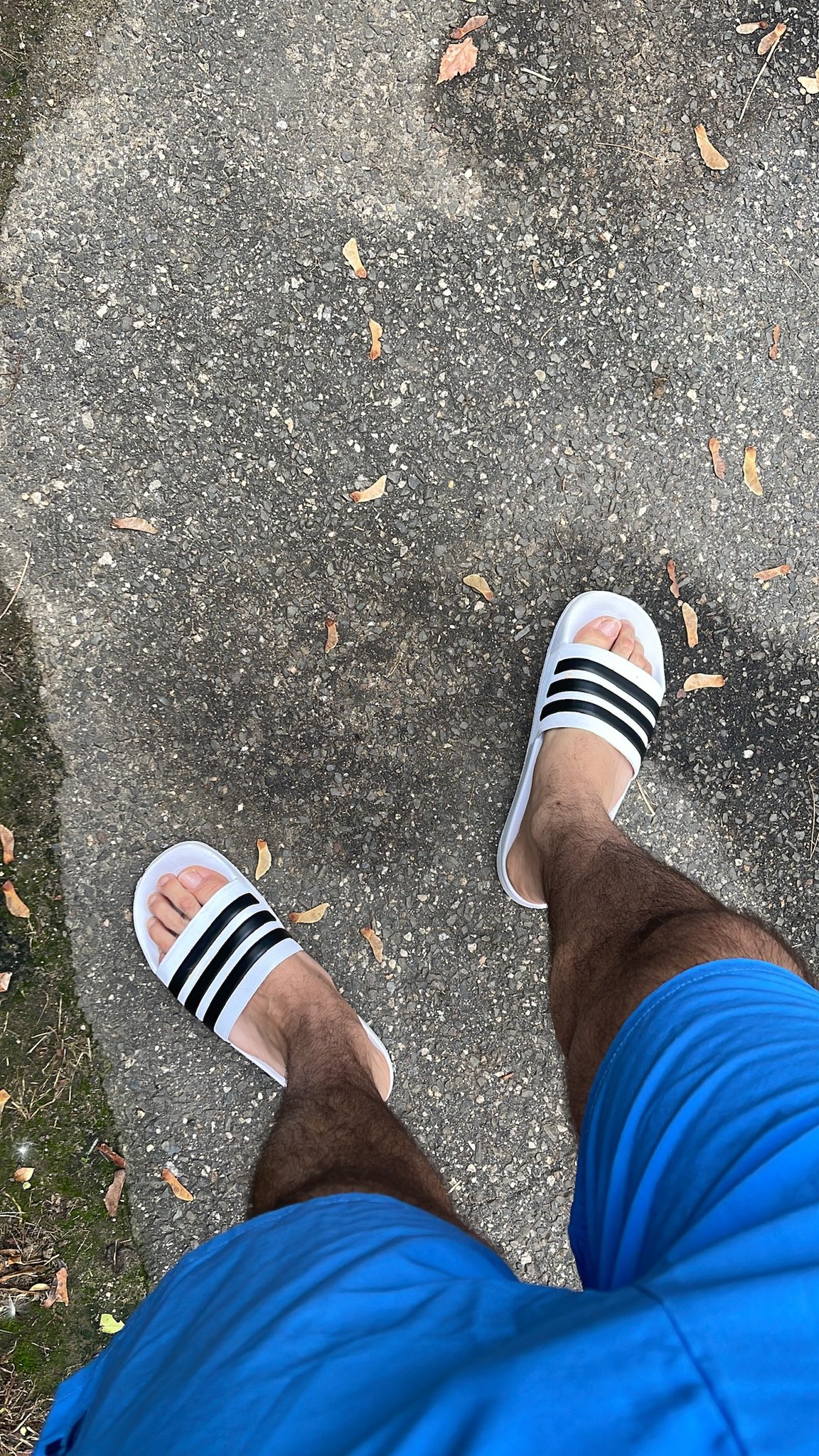 Massive Foot Master (7.7k) on Twitter: "Hairy legs big feet in slides who likes this combo ...