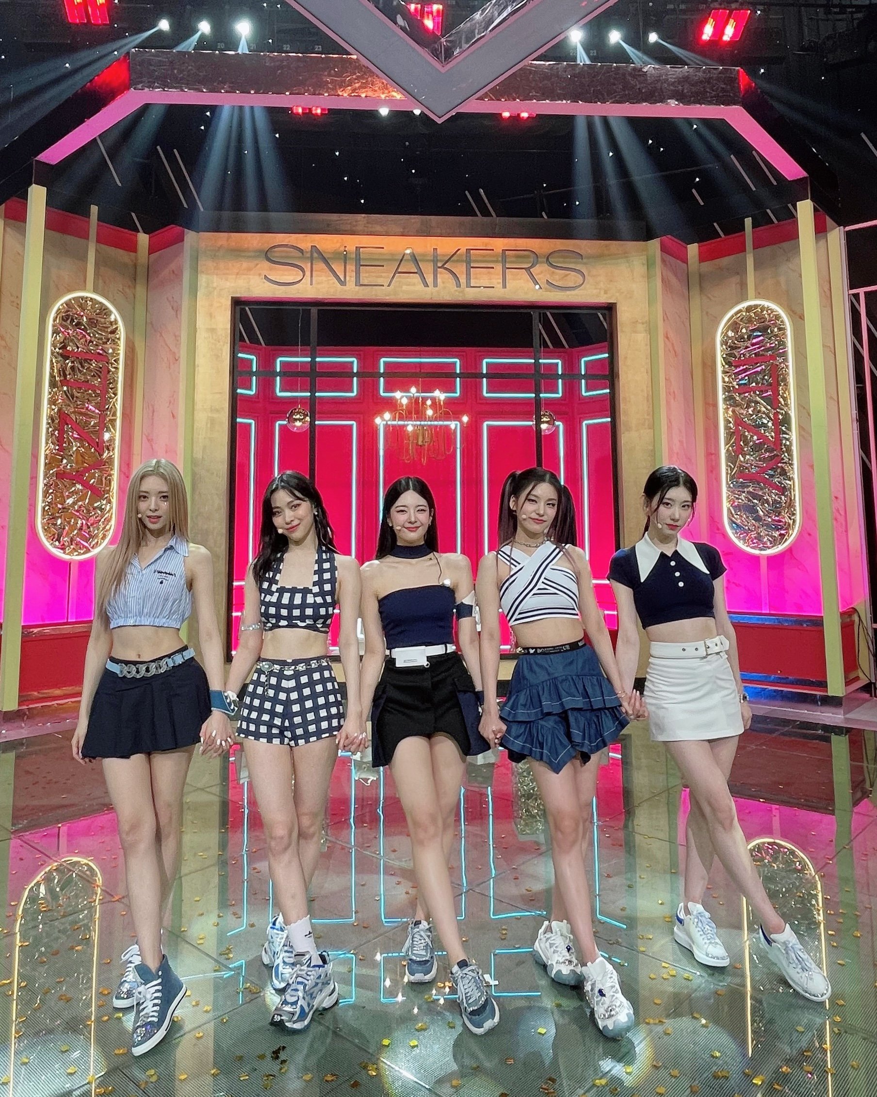 ITZY on Twitter: "[ #인기가요 ] SNEAKERS 신고 자유롭게 뛰어보자 팔짝👟 인기가요 무대도 접수 완료! ‍🔥 https://t.co/hzhyB9IX00 ...