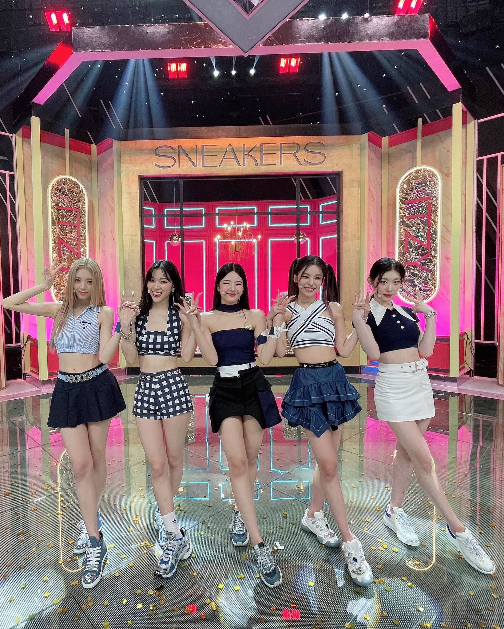 ITZY on Twitter: "[ #인기가요 ] SNEAKERS 신고 자유롭게 뛰어보자 팔짝👟 인기가요 무대도 접수 완료! ‍🔥 https://t.co/hzhyB9IX00 ...