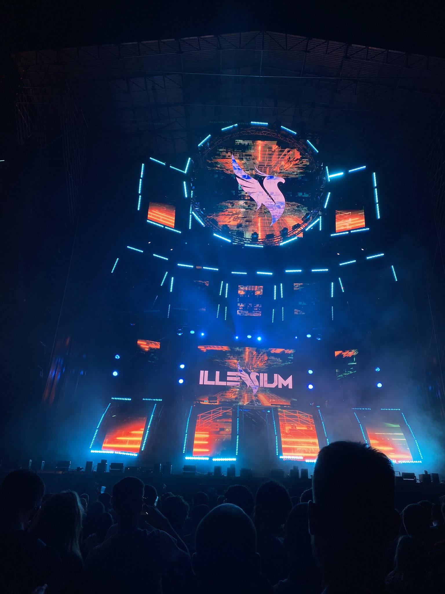 Alazne on Twitter: "Ya he visto a Illenium, puedo morir en paz 🙏🏻 https://t.co/hX5W2a6Uk2" / Twitter