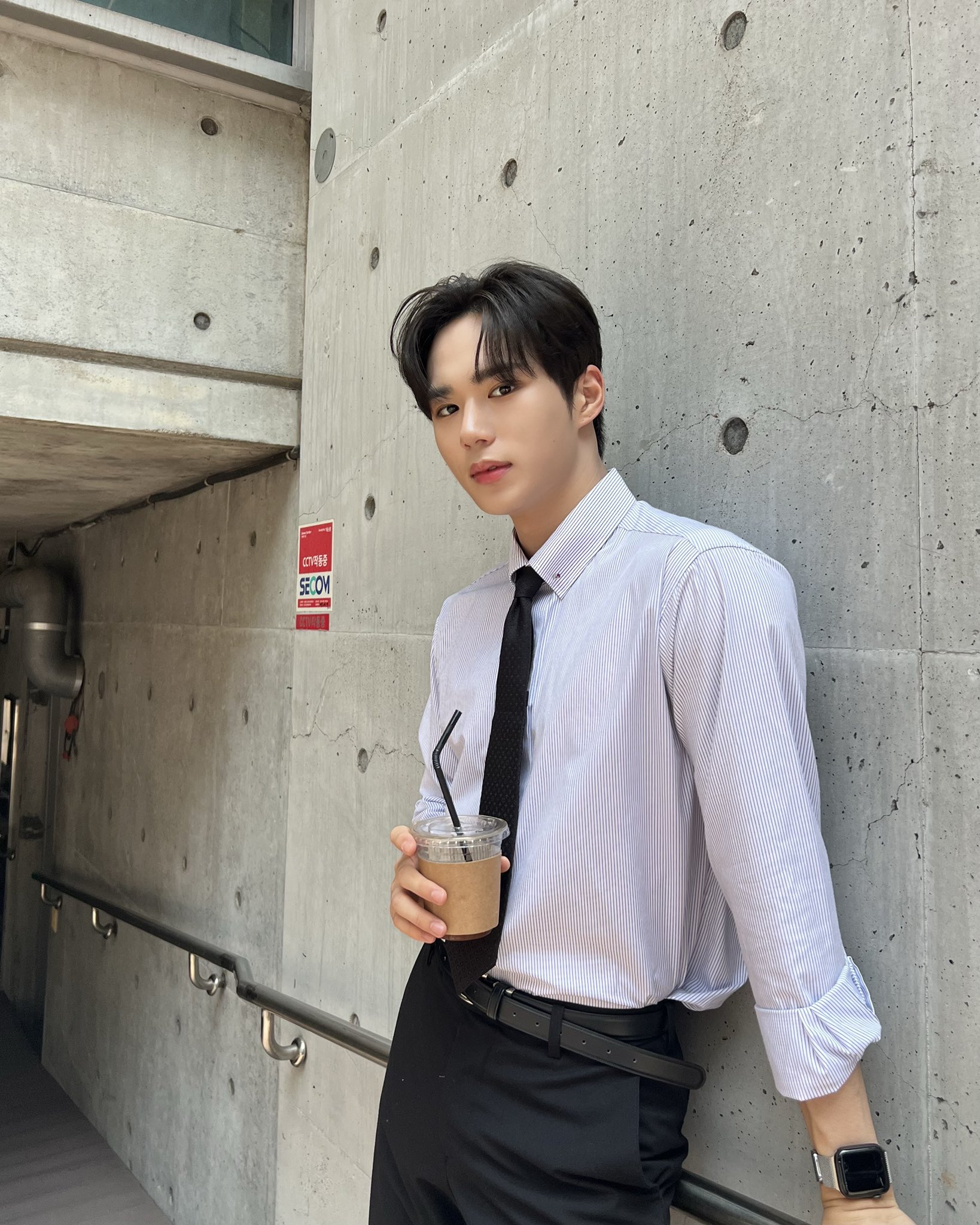 위아이(WEi) on Twitter: "[#준서] 상 받으러 갔던 날🖤 https://t.co/QjPG3s4t8x" / Twitter