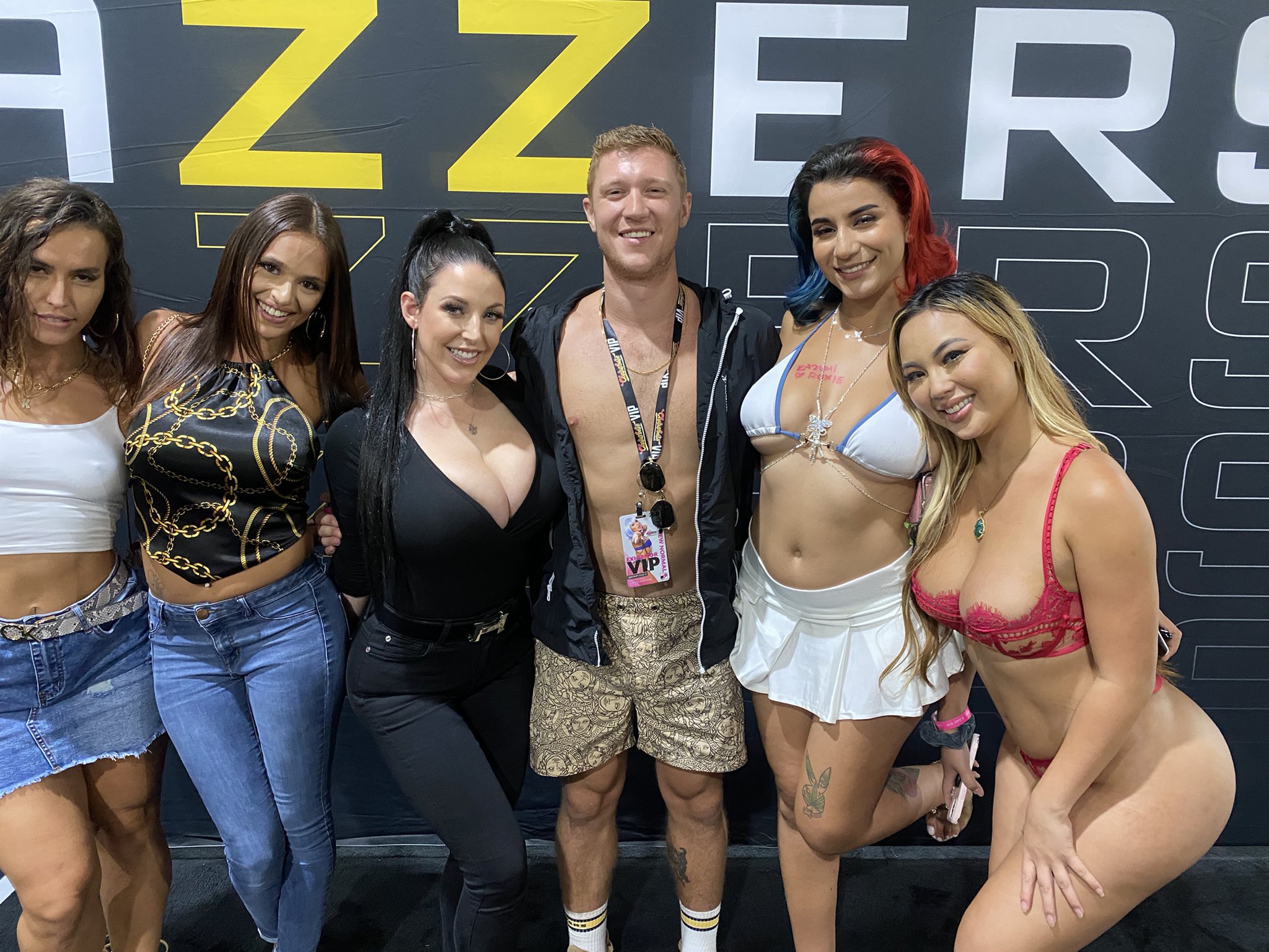 Oliver Flynn on Twitter: "Ooo last night was a blast at the @Brazzers booth at @EXXXOTICA with ...