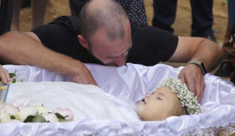 Visegrád 24 on Twitter: "Artem Dmitriev saying goodbye to his daughter Liza, the 4-year-old girl ...