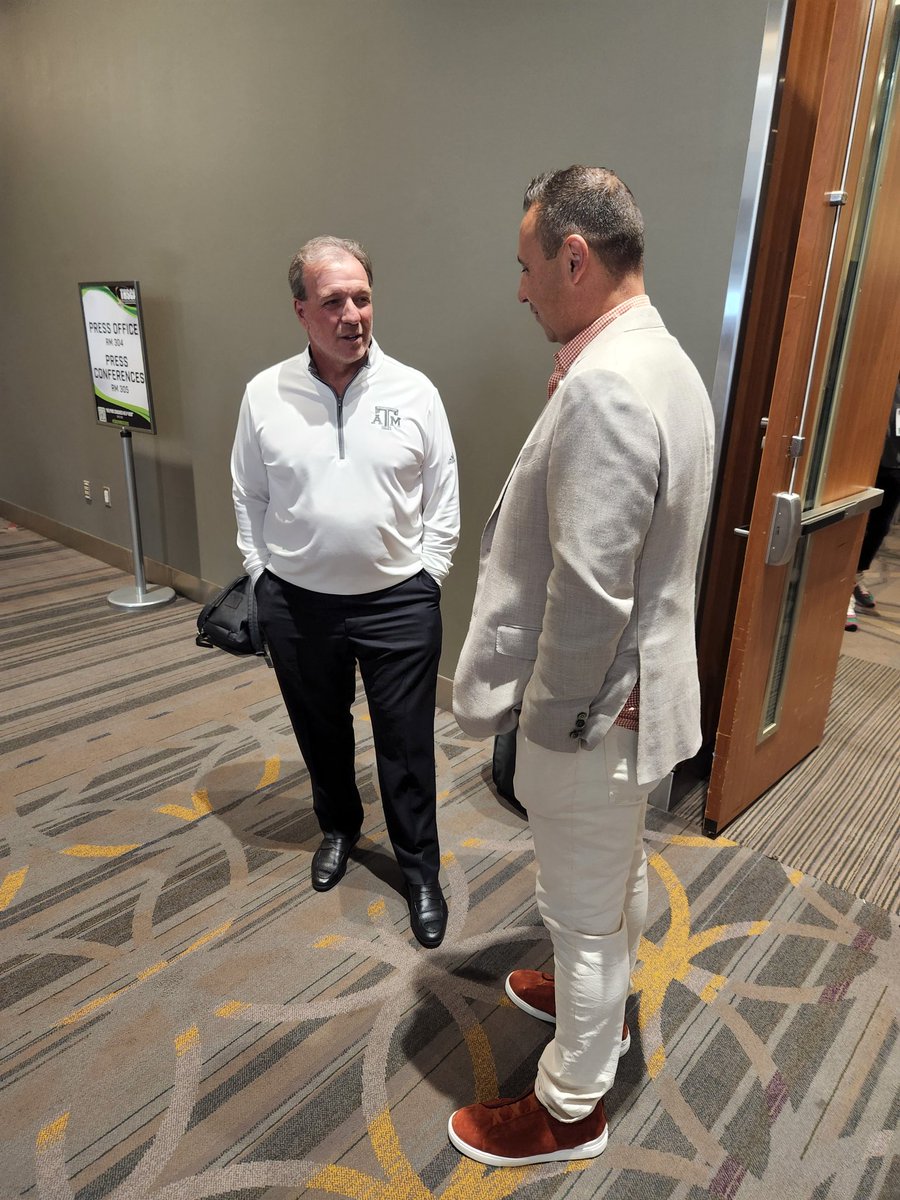 The THSCA convention brings Texas and Texas A&M together. : r/CFB