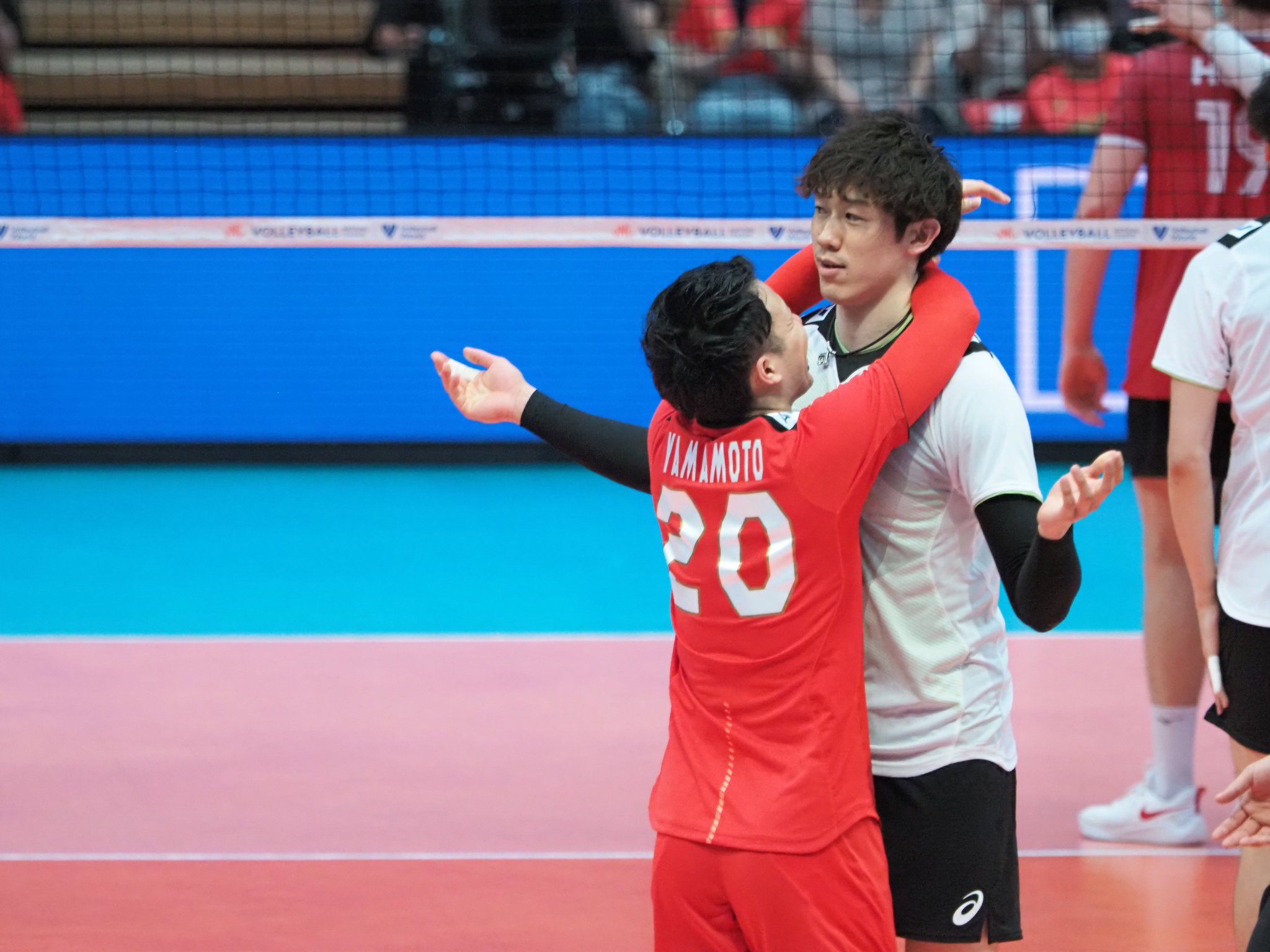 KOYORI🌺 on Twitter: "ともちんがユーキのネックレスになってたの私もがっつり撮ったのですが、ポーカーフェイスと見せかけて、実はともちんに褒められて内心めちゃくちゃ嬉しいんじゃ ...