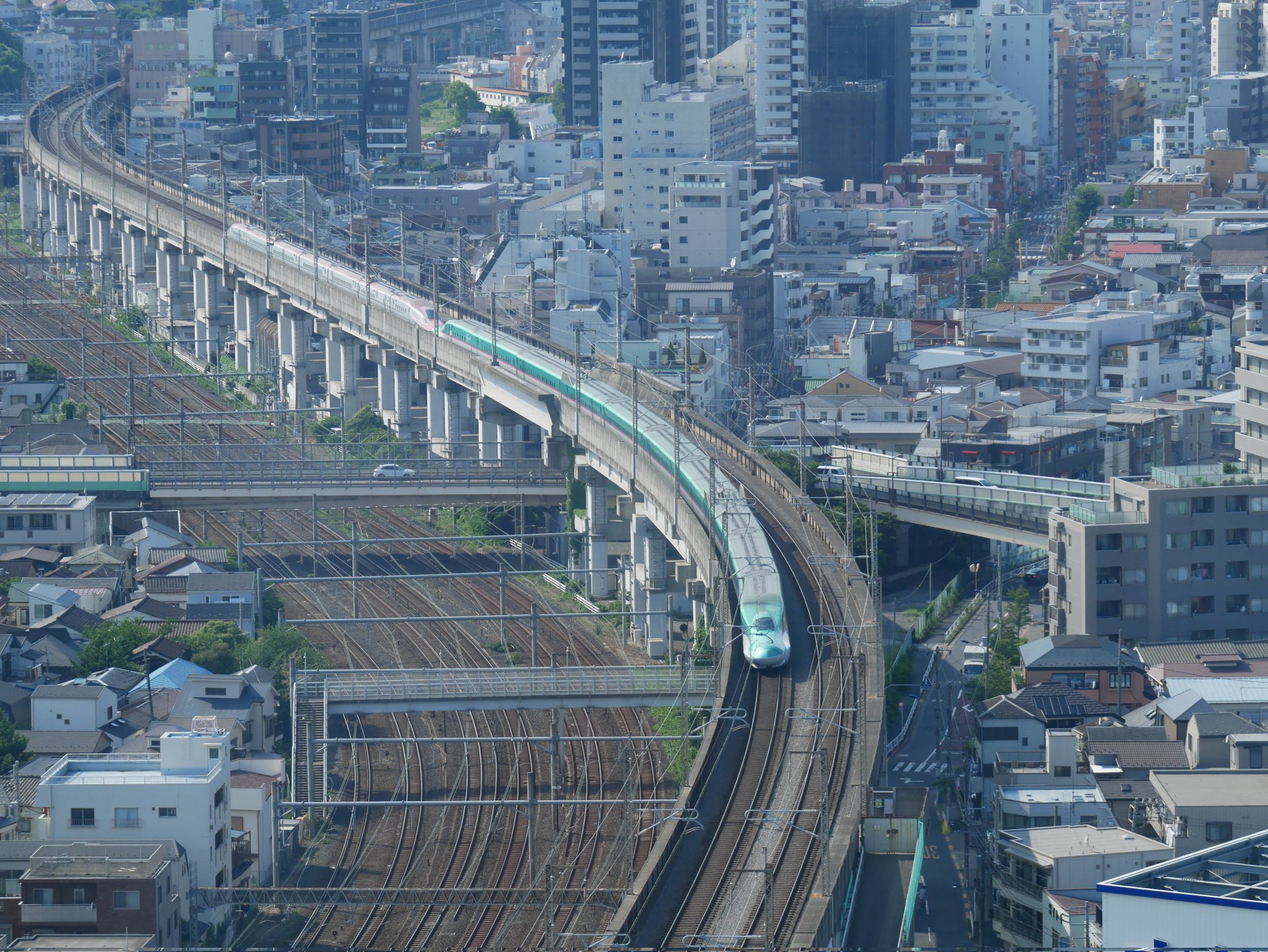 marin-bay_f-liner rapidexp. on Twitter: "E5系+E6系、E7系、E2系 200系カラー。 北とぴあ展望台にて。 #新幹線 #E2系200系カラー ...