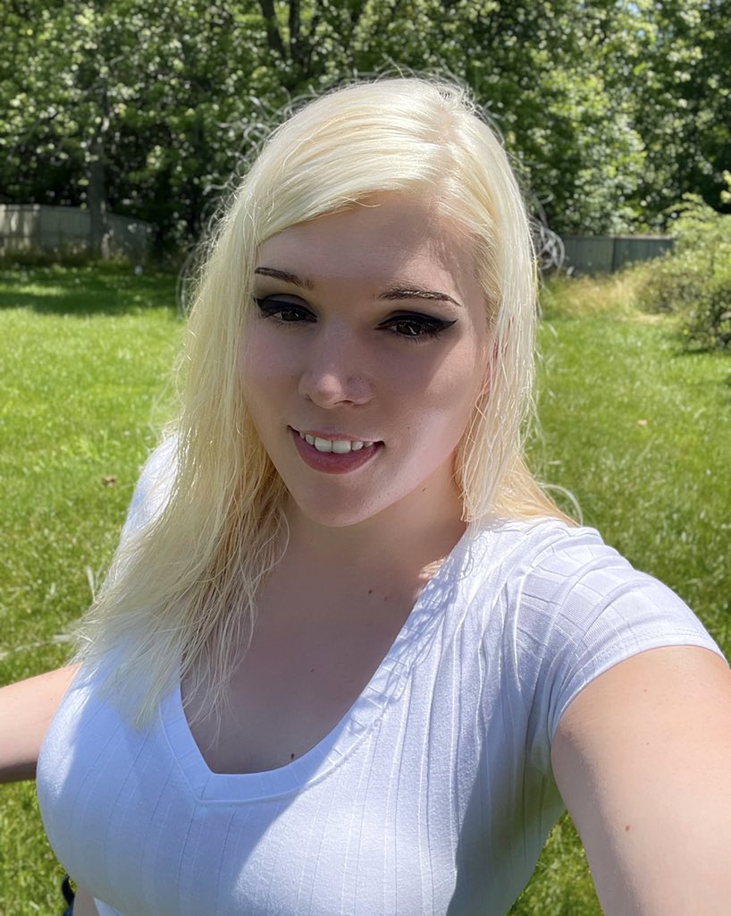 She asks to take you for a walk 🥺👉👈 y/n? 🏳️‍⚧️ Amanda Rae 🏳️‍⚧️ @realamandarae