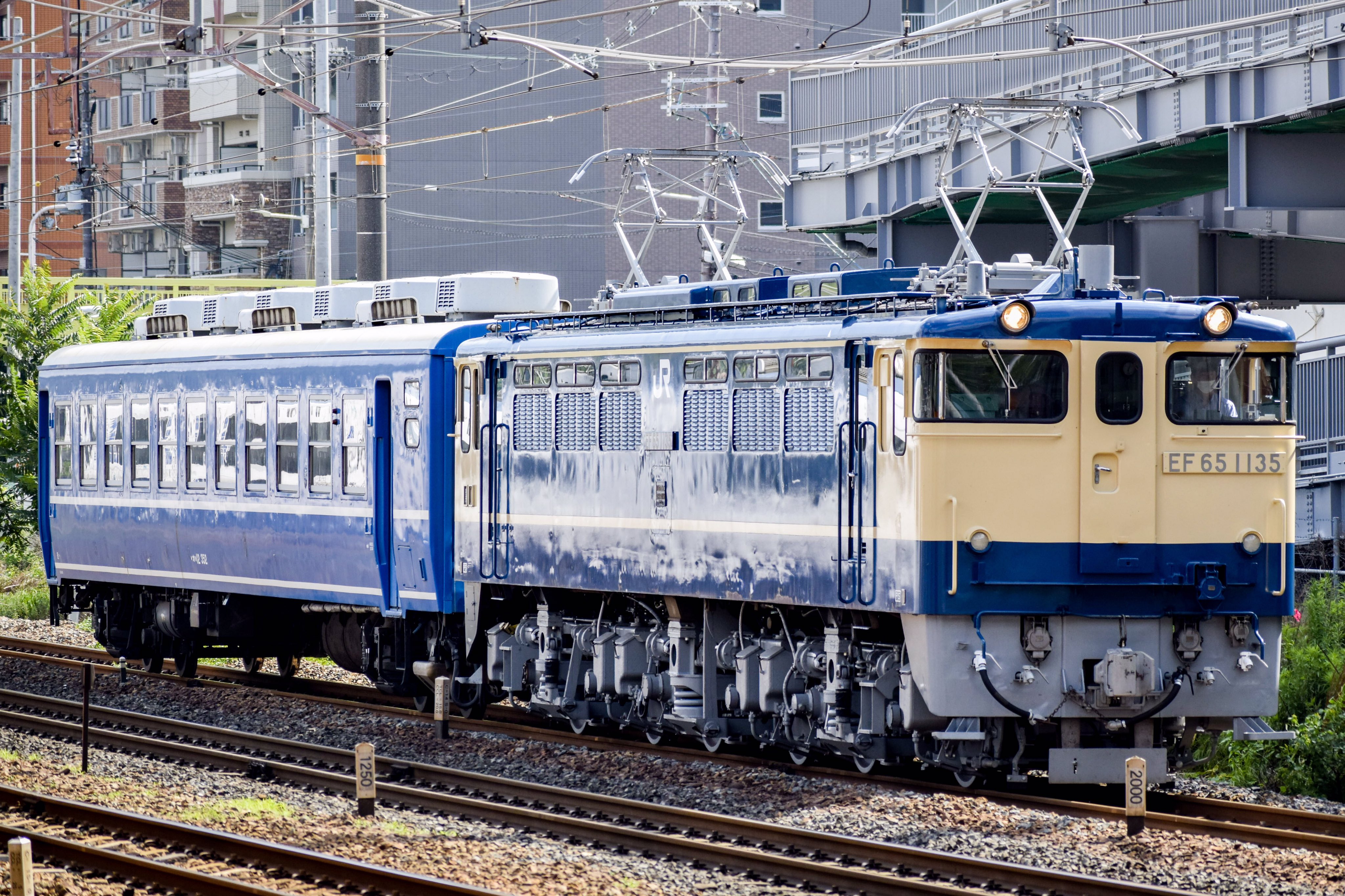 のからぎ on Twitter: "2022.07.07 回9935レ〜回9936レ 12系吹田入場(廃車)回送 EF65 1135+オハ12 352 最近出場した前面扉の塗り分け違いのPFが ...