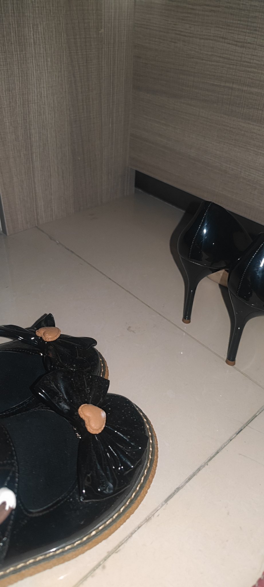 小郭。 On Twitter 穿女儿的lo鞋,玩妈妈的高跟,真的太爽了,右🦶的高跟没打过胶,被我舔干净了,舔的时候忍不住射了! Nmeqxgmwcp Twitter