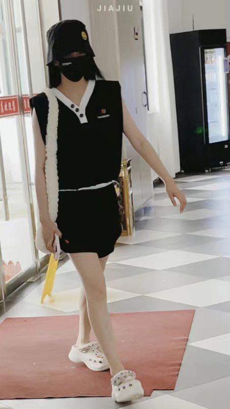 bailu 白鹿 on Twitter: "220708 — fansite update 🌊 © JIAJIU·BMY白鹿 going to work 💼 | bailu as jiang ...