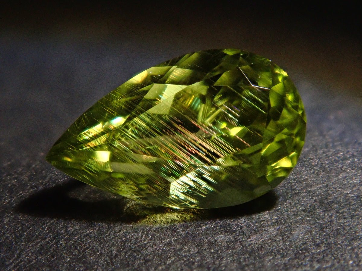 KARATZ(カラッツ)公式💎11/25~11/27上野マルイB1にてポップアップストア開催 on Twitter: "このペリドットも虹色の流れ星だったのでしょうか？隕石からこんなに美しい ...