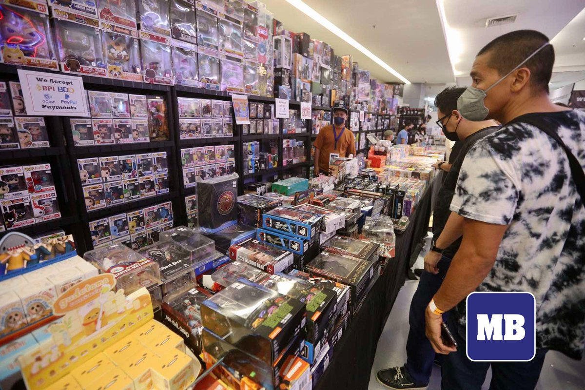 LOOK: Toy enthusiasts look at different kinds of toys that are on sale ...