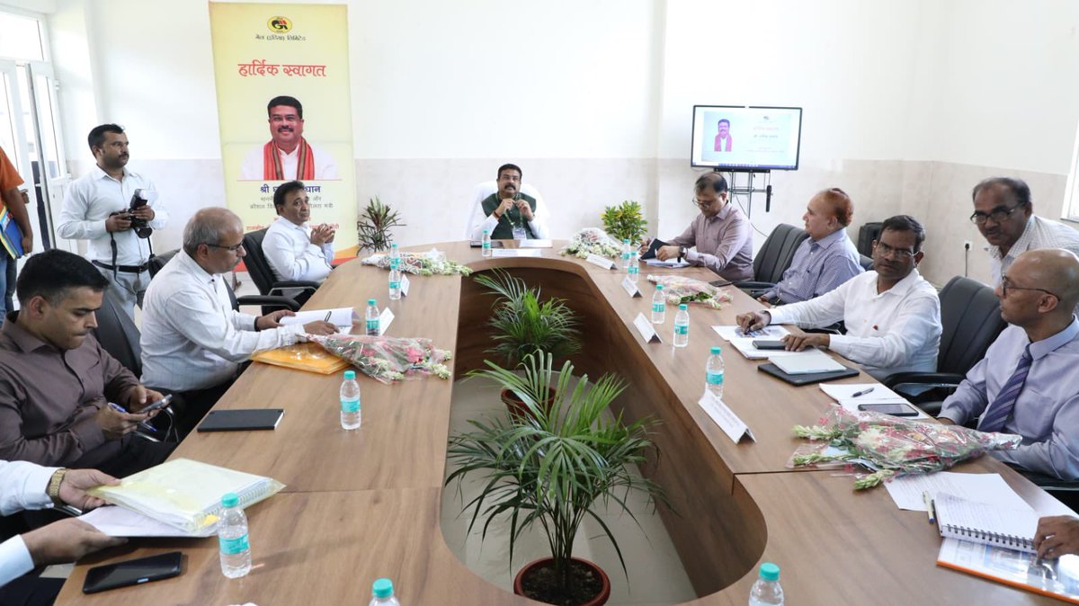 Dharmendra Pradhan on Twitter: "Visited ITI Karaundi in Varanasi today. Interacted with all ...