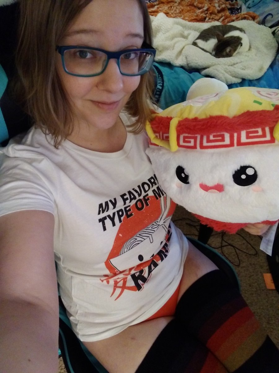 🐙TenTickle Pixie🔞 on Twitter: "Someone is very sleepy today and won't leave my bed. XD Quieter ...