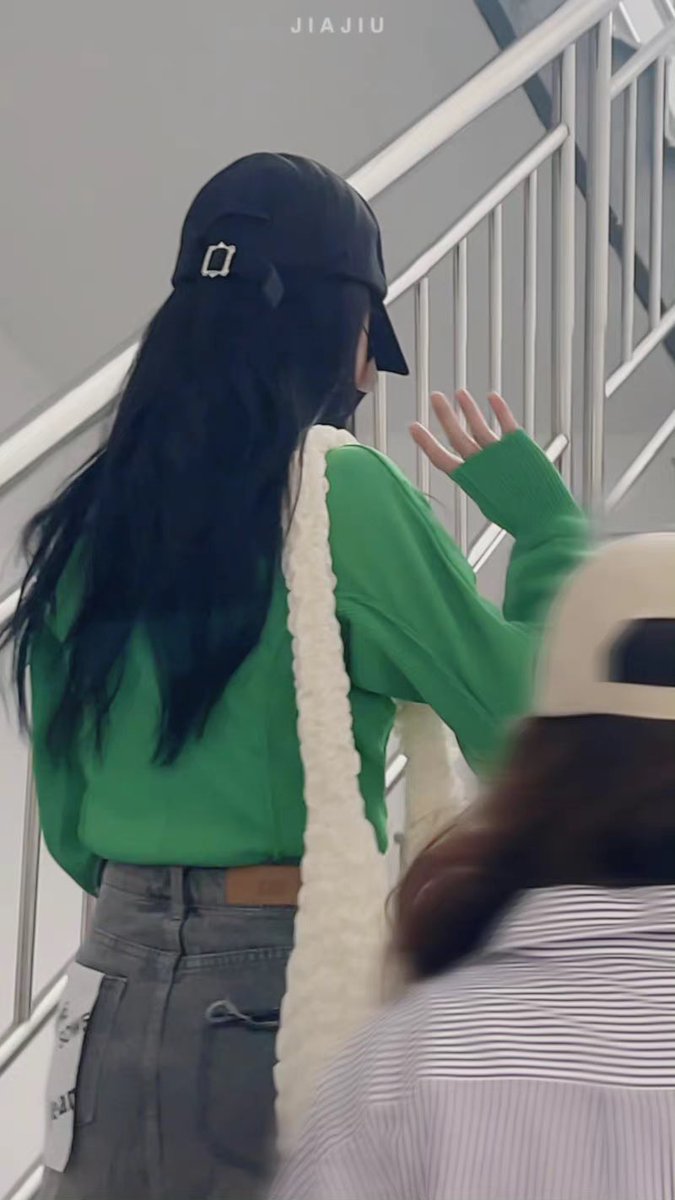 bailu 白鹿 on Twitter: "220709 — fansite update 🌊 © JIAJIU·BMY白鹿 going to work 💼 | bailu as jiang ...