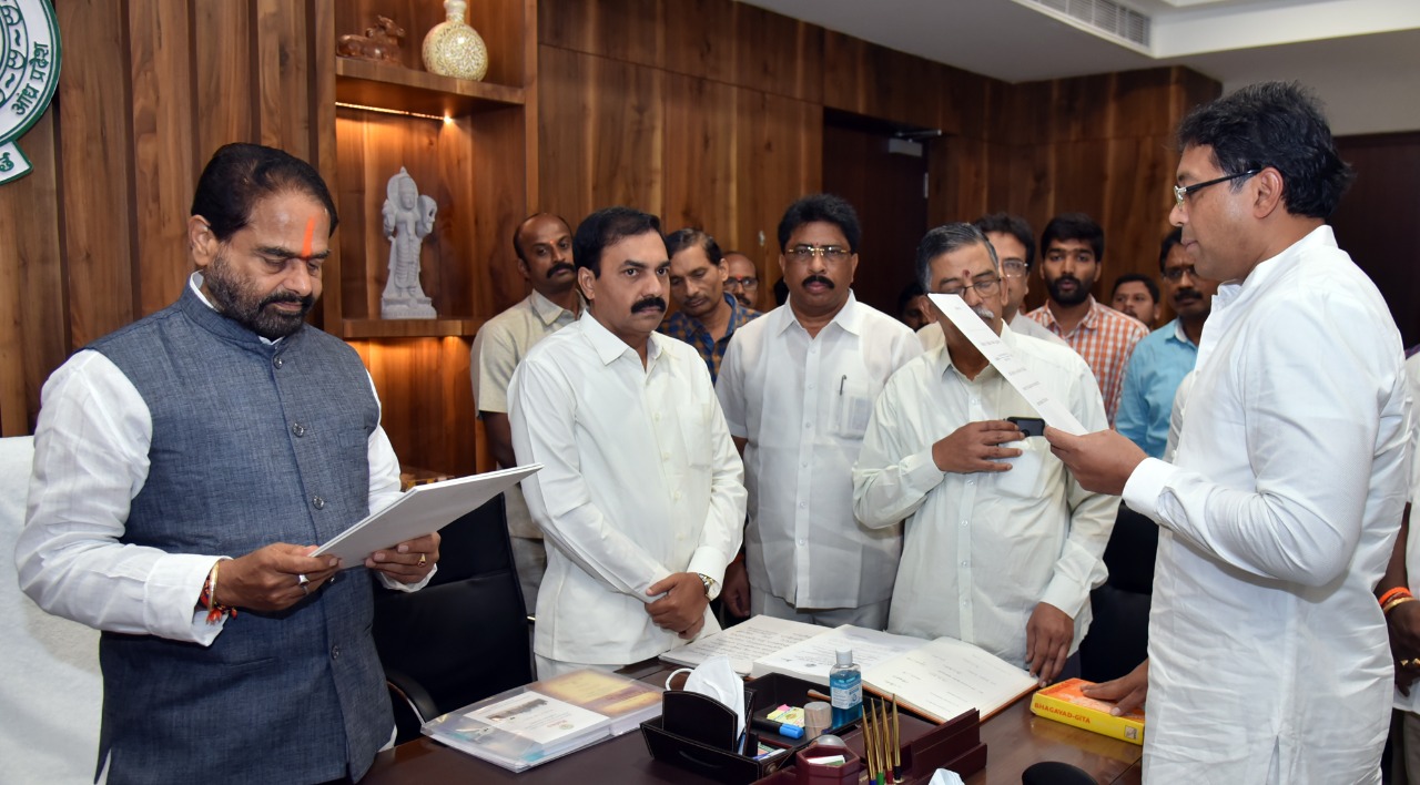 Sharon Thambala on Twitter: "Swearing ceremony of Mekapati Vikram Reddy #AndhraPradesh https://t ...