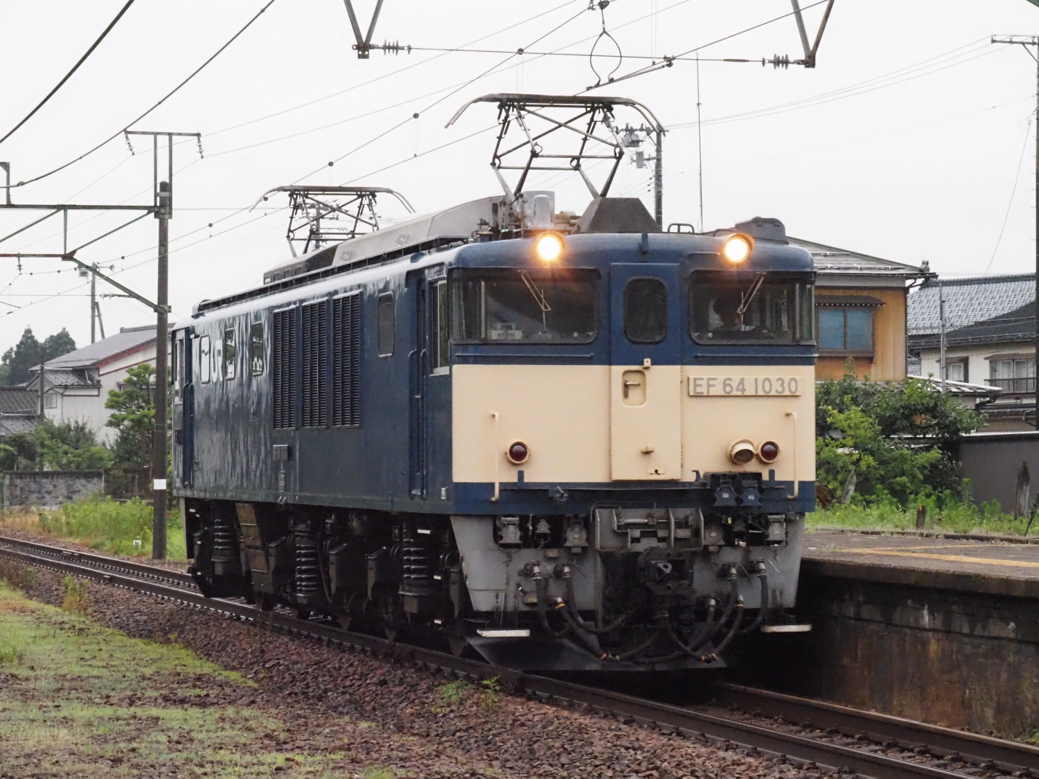 クロテツ007 on Twitter: "7月12日(火)、下り単機回送，EF64－1030、長岡から上沼垂へ。信越本線・帯織駅、5:37。 今日の上り配給列車（E235系 横ｸﾗ J-16 ...