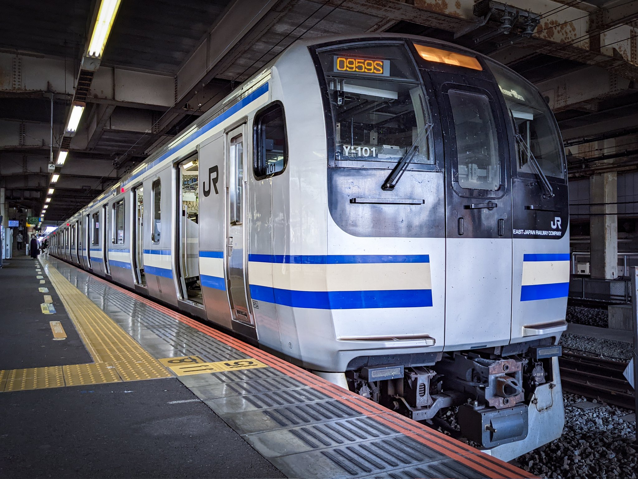 東運 on Twitter: "逗子に向かう道中、E217系Y-101編成に遭遇。左右で独立している前面ステップが特徴的です。大船の停車時間でじっくり観察していましたが、よく見ると後部標識灯 ...