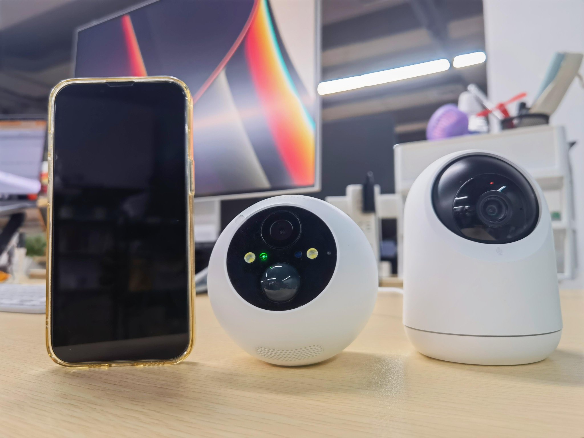 SwitchBot Japan（スイッチボット）🔥新製品夏参戦決定 on Twitter: "屋外カメラ実際のサイズはこういう感じです！ ←iPhone13pro SwitchBot見守り ...