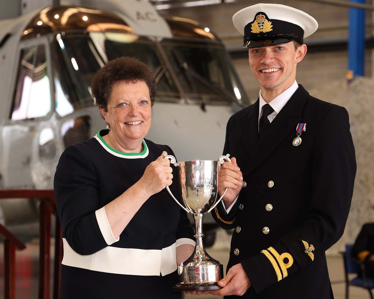 Dr Alexander Clarke on Twitter: "RT @RoyalNavy: Congrats to 5 pilots and 2 aircrewmen - now ...