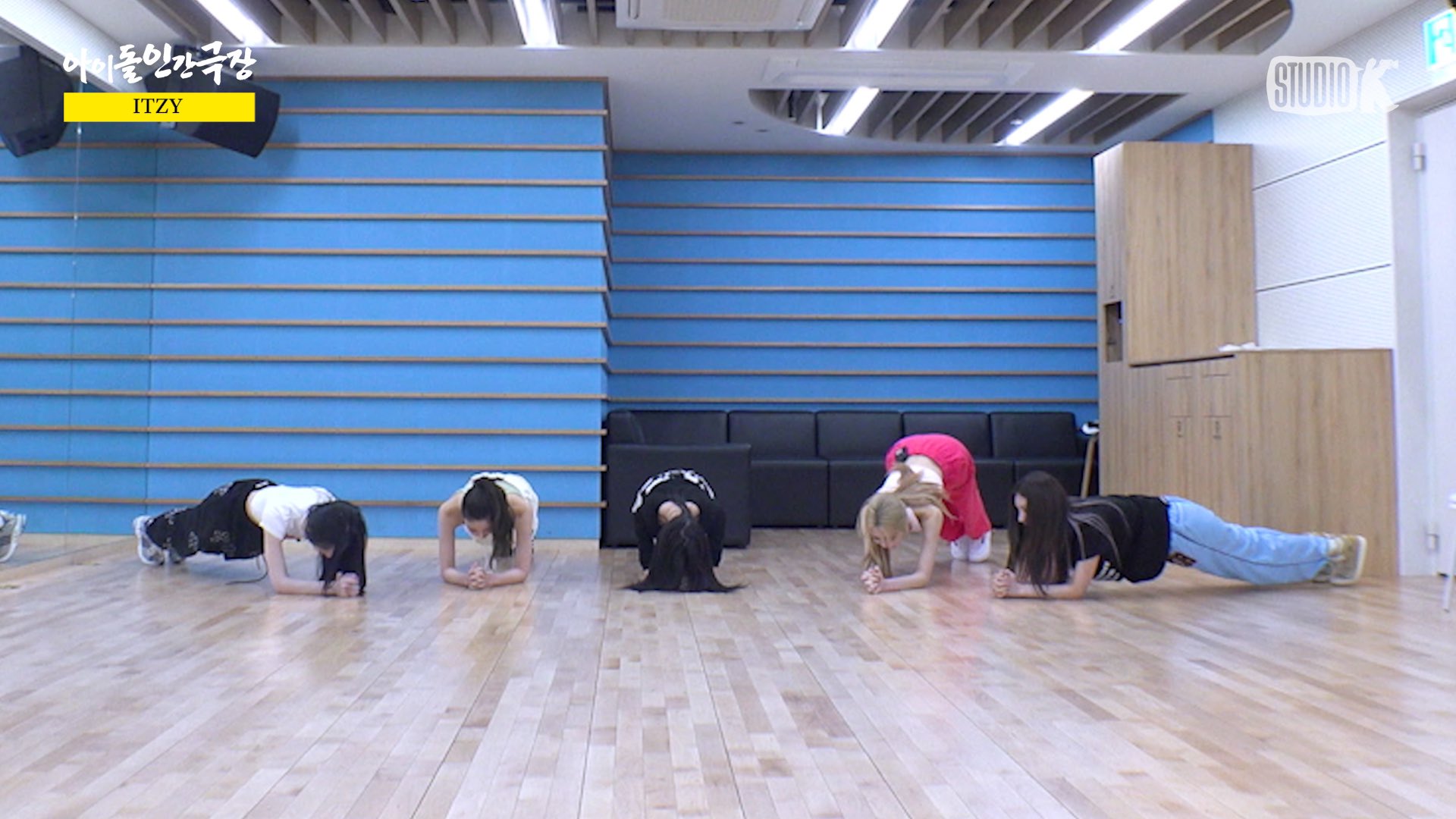 KBS Kpop on Twitter: "COMEBACK D-1 달릴 준비 완료!!! 믿지 가보자고👟 토요일(07/16) 9PM 최초공개 @ITZYofficial #있지 ...