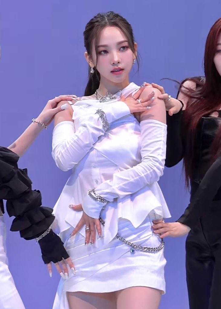 her. karina pics @karinaspics