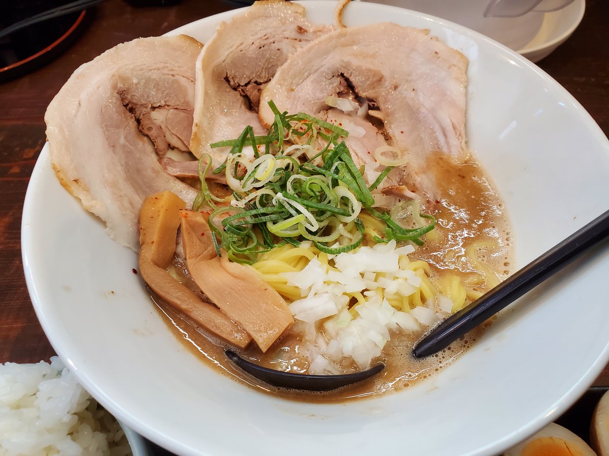 ヤボ夫 On Twitter お昼は六甲道の「麺屋 たけ内」にて泡系豚白湯ラーメンを。甘味を強く感じるスープもトロトロ、チャーシューもトロトロの蕩ける様な一杯。麺やライスの大盛りが無料と