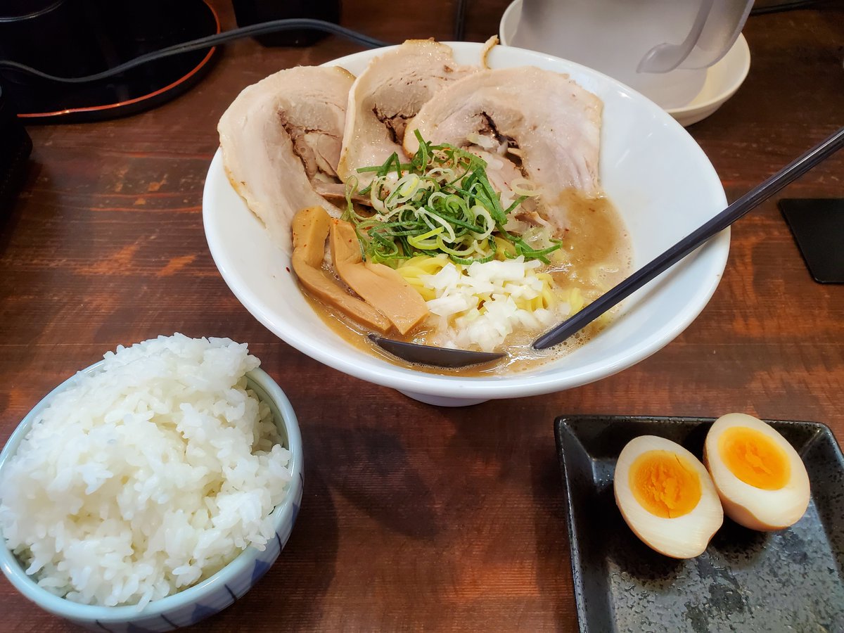 ヤボ夫 On Twitter お昼は六甲道の「麺屋 たけ内」にて泡系豚白湯ラーメンを。甘味を強く感じるスープもトロトロ、チャーシューもトロトロの蕩ける様な一杯。麺やライスの大盛りが無料と