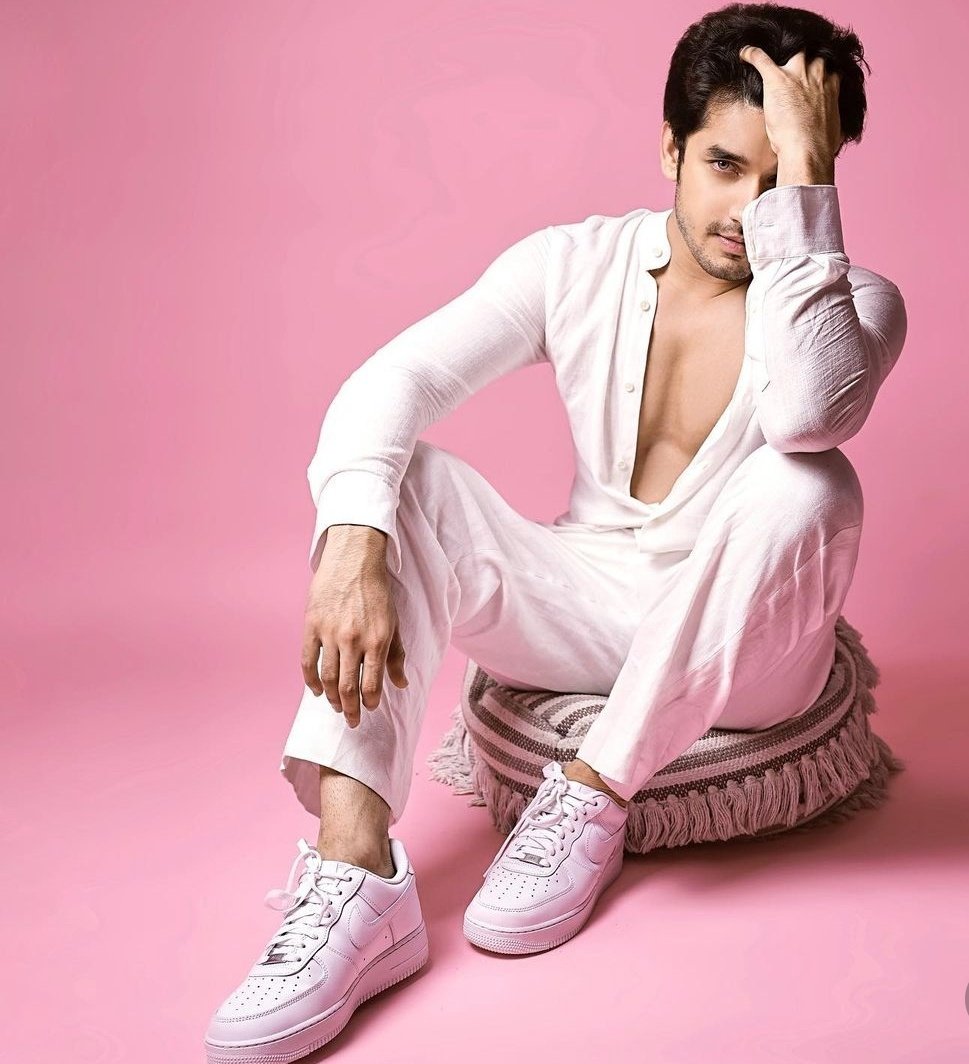 Adhik Mehta on Twitter: "New Hottie On The Way @paras_kalnawat