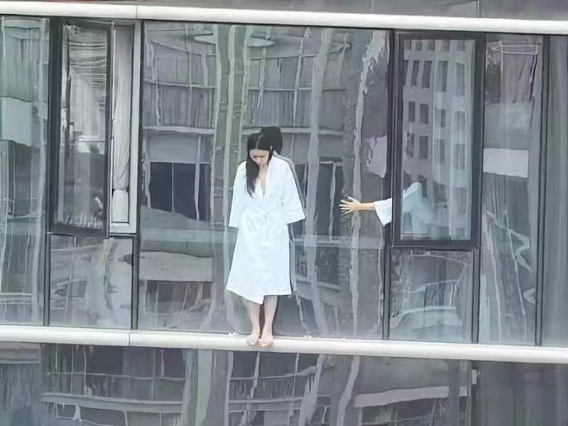 猴哥观天下 On Twitter 7月21日,广东广州。一穿浴袍女子站高楼窗外徘徊欲轻生引发热议。22日,当事人龙女士表示,看到网上一些恶意评论,说自己站在高楼是为了蹭热度,说被抓奸,感到