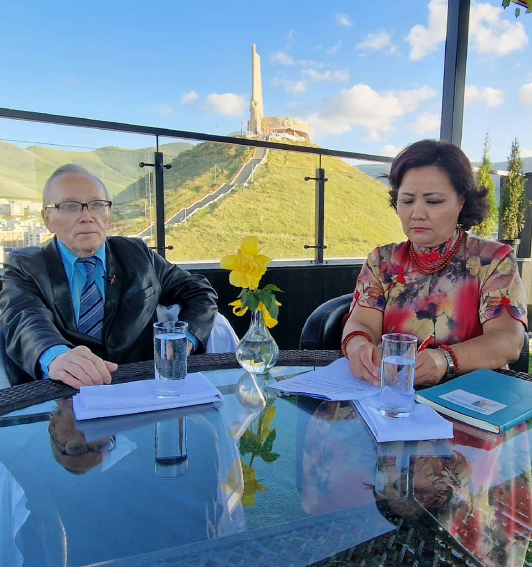 Amar Tuvshin on Twitter: "Энэ насны авгай нар ер нь бага залуудаа бүгд анхны хайр, охин бие ...