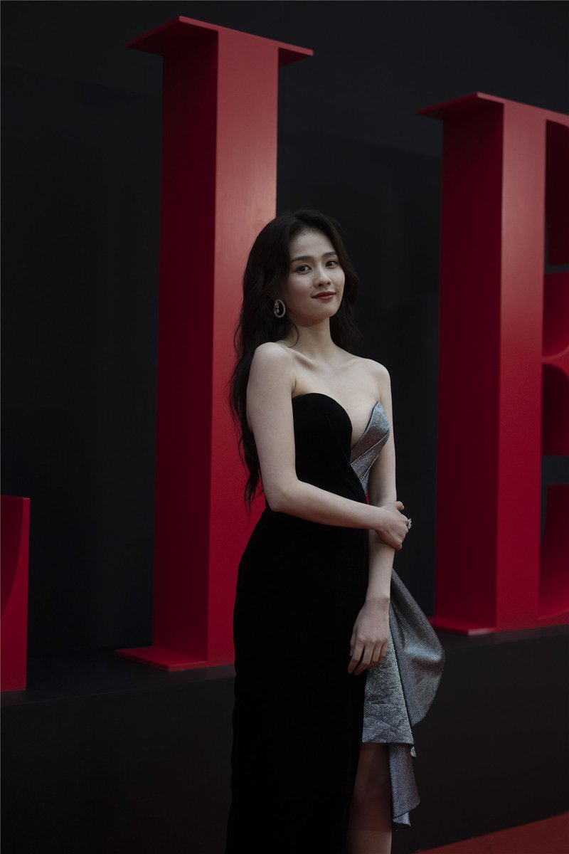 性感明星美腳美腿 on Twitter: "RT @MarkSucai8: 白I鹿 单张15M 深V爆乳大白奶+美脚高跟 150张 2.42G 3.88r取~ https://kzfaka ...