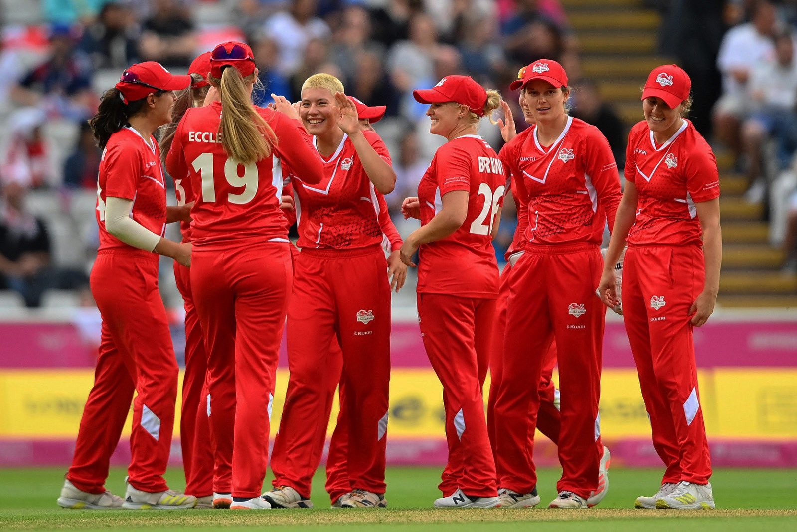 Issy Wong on Twitter: "Last night was hectic…🦁🔥🏴󠁧󠁢󠁥󠁮󠁧󠁿(🍍) https://t.co/gnXzS1BNQy" / Twitter