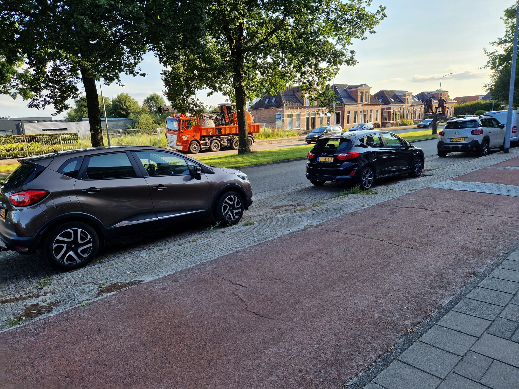 KingKongor on Twitter: "Why do ppl park with so much wasted space? Lol https://t.co/PrcVX4ce2F ...