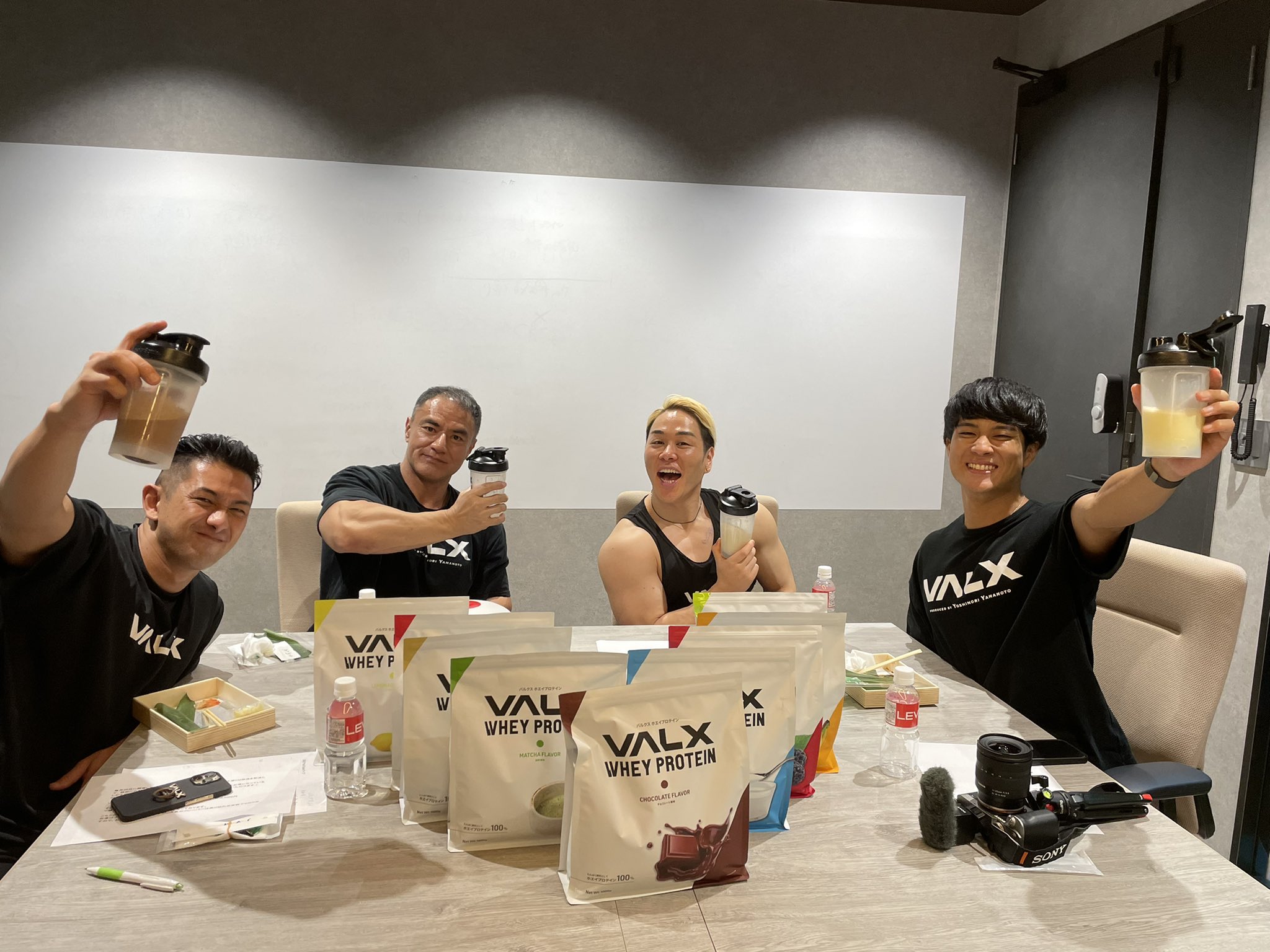 VALX on Twitter: "YouTube LIVE後プロテインでお疲れ様の一杯🥛 山本先生はカフェオレ 山澤さんは杏仁豆腐 なーすけさんはエナジードリンク 竹迫さんはチョコレート🍫 ...