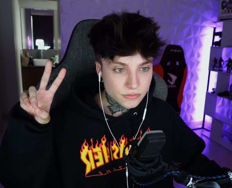 Cry on Twitter: "EVENTO DEDSAFIO 2 REACCIONES Y ROBLOX https://twitch.tv/xcry rt y te saludo"