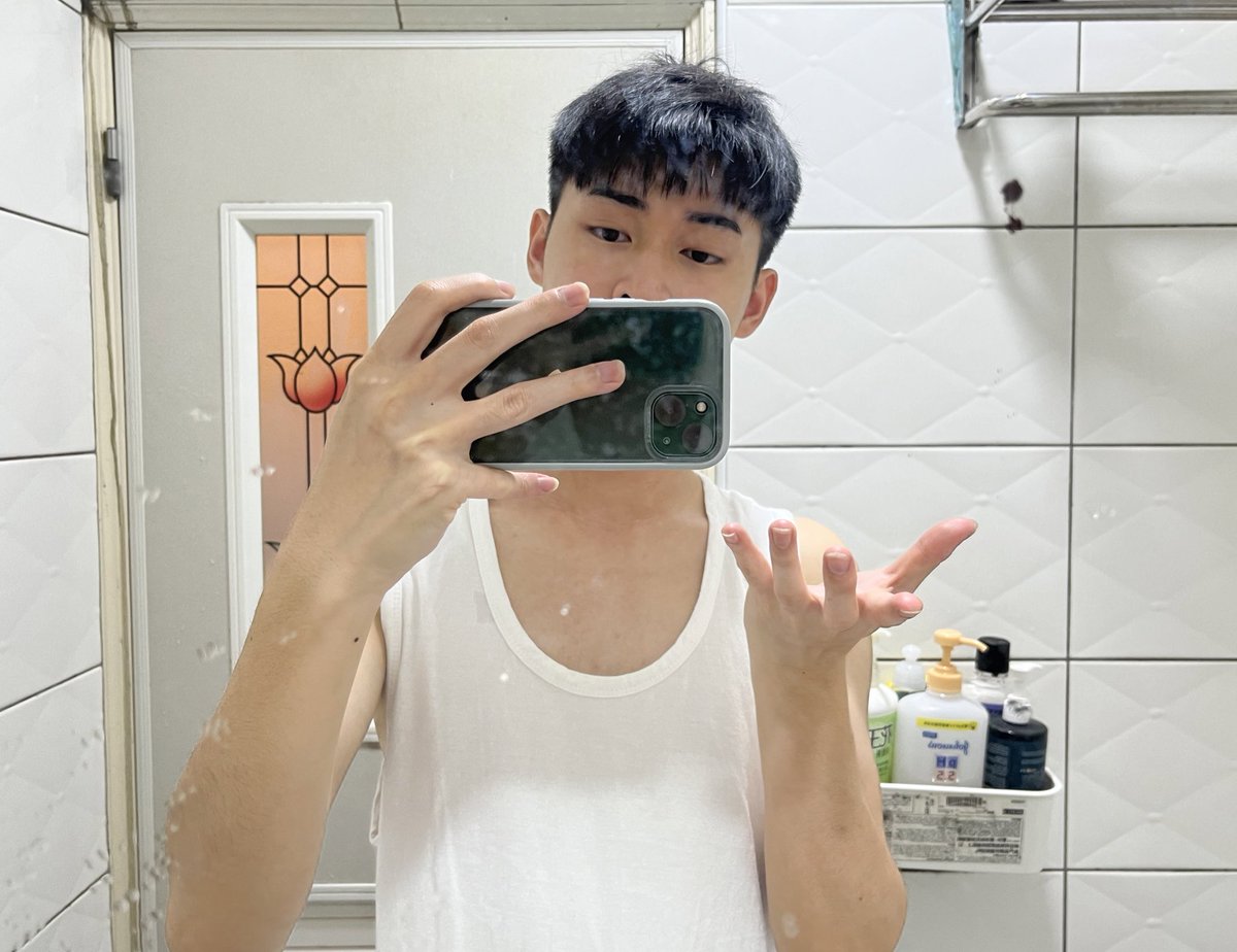 新竹學生 On Twitter 薄t恤都穿完了剩一堆厚磅的 現在只能穿個吊嘎應急了,crab