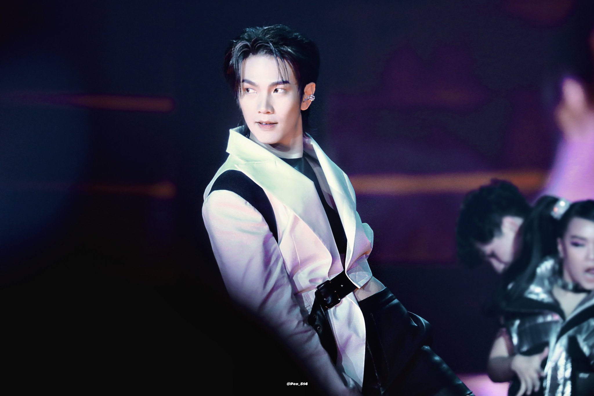 Woo on Twitter: "🕺🏻 #kinnporscheworldtour2022 #KPworldtourD2 #BuildJakapan https://t.co ...