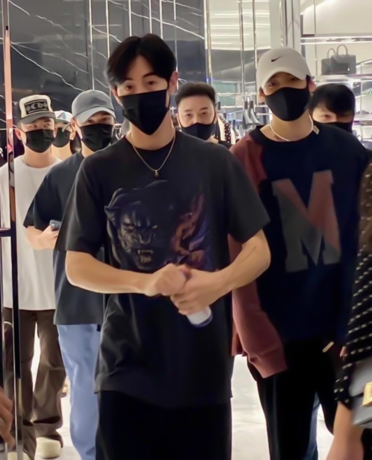 mybunny`♡´ on Twitter: "เสื้อตัว M ที่พี่มาร์คซื้อให้น้องวันเกิด แต่พี่มาร์คบอกไม่รู้ว่ามีตัวM😳😳 ...