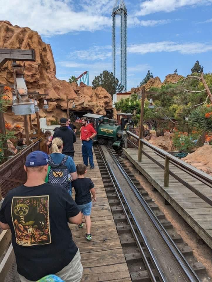 [Calico Mine Ride] Derailed yesterday at Knotts. No injuries reported ...