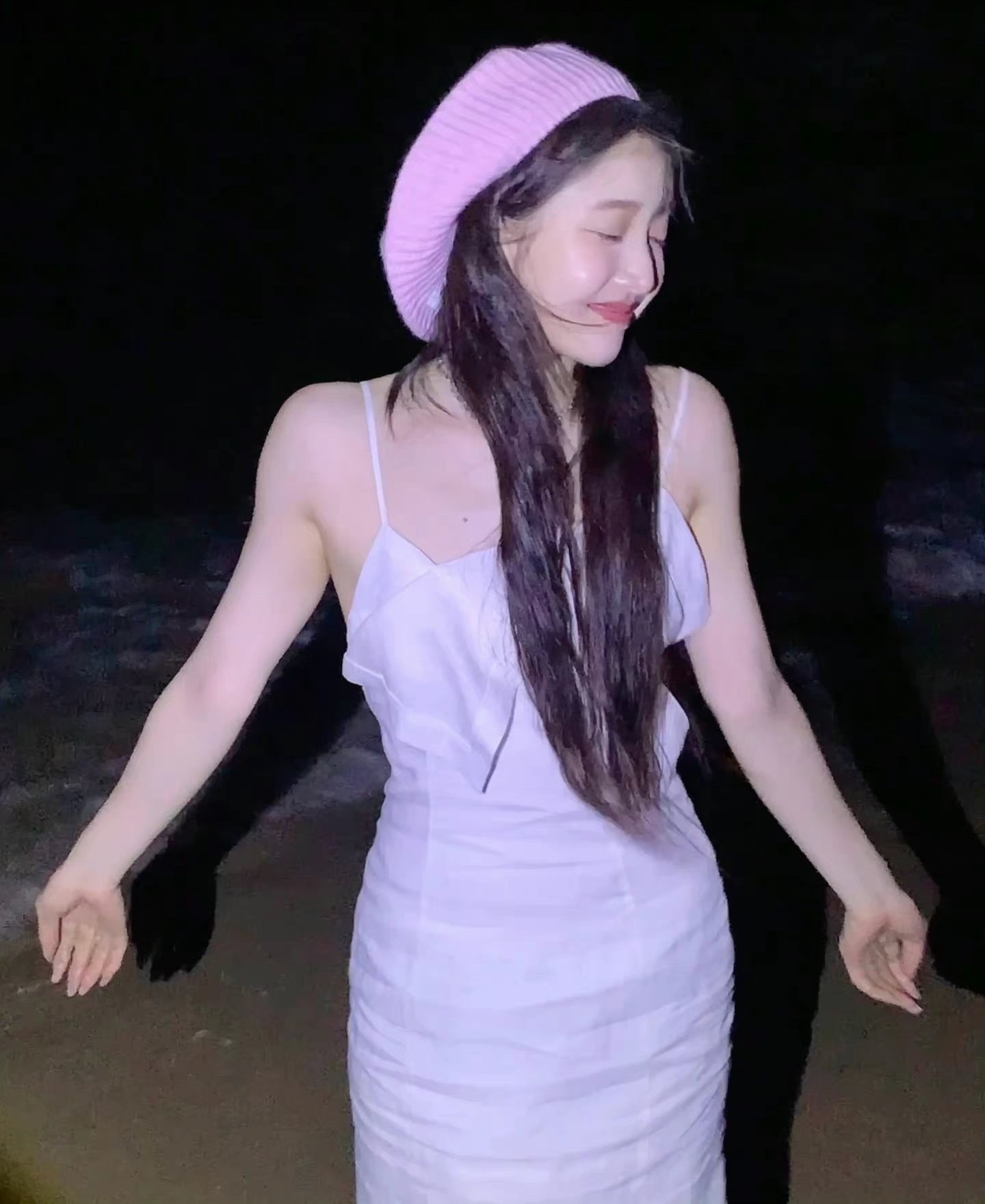 爱的是她 On Twitter 姜姜真的是极品脸便器,一颦一笑都随时准备好了接精啊。拍完之后 ,就是一大群粉丝撸着早已铁硬的鸡巴围过来,流着水狠狠在姜姜脸上拍打,然后一起给姜姜美容。 姜