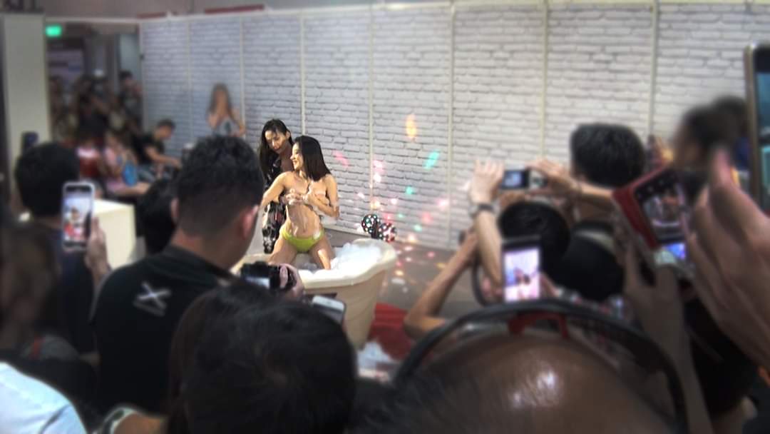 BallYod on Twitter: "(9) ก่อนโชว์จะเริ่ม 15 นาที เราเห็นว่าคนยังไม่เยอะ เลยเดินเอื่อยเฉื่อยไปบูท ...