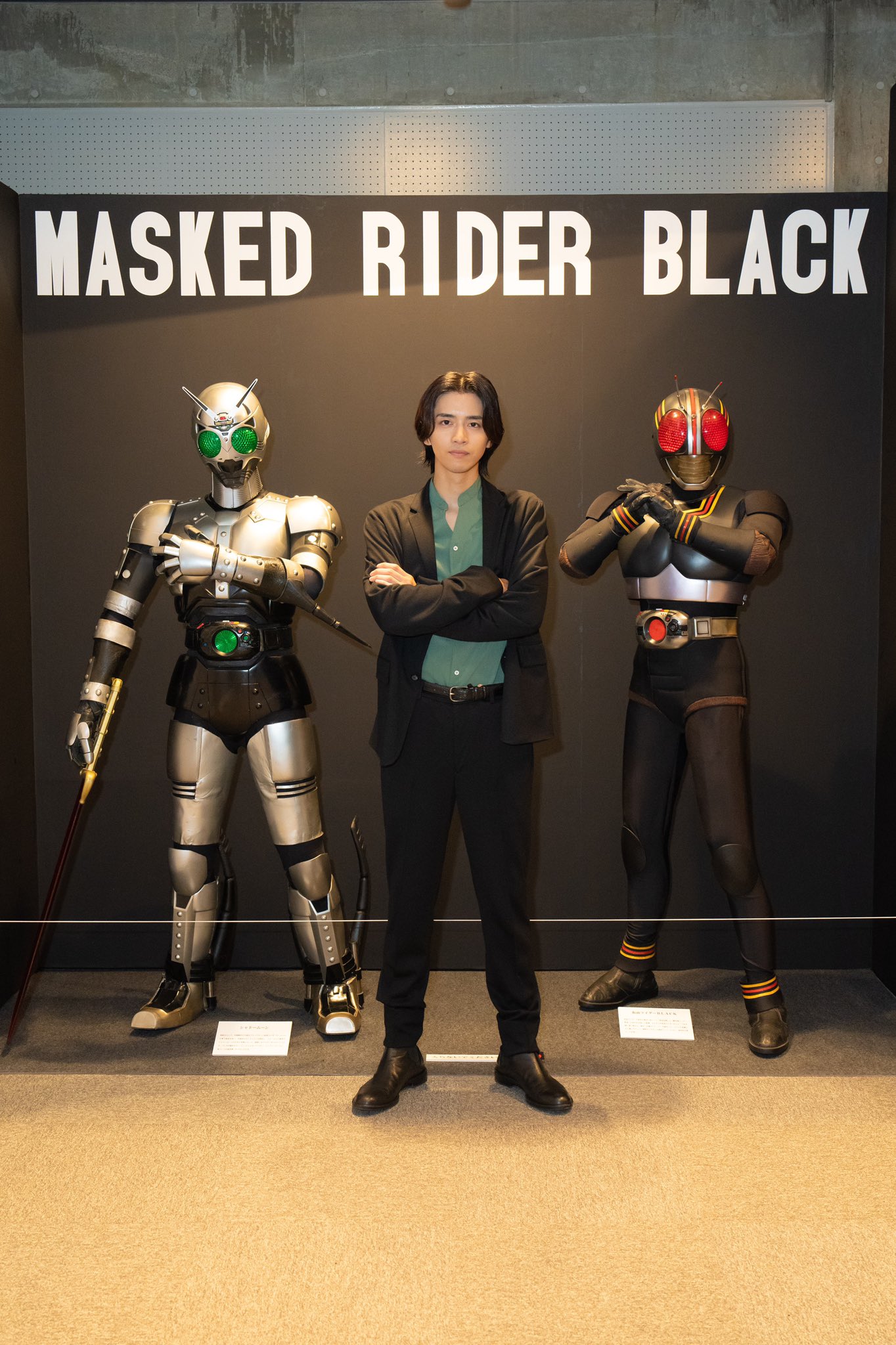 The仮面ライダー展【公式】 On Twitter 【アンバサダー 飯島寛騎 のここに注目!その②】 《仮面ライダーと記念撮影!》 会場