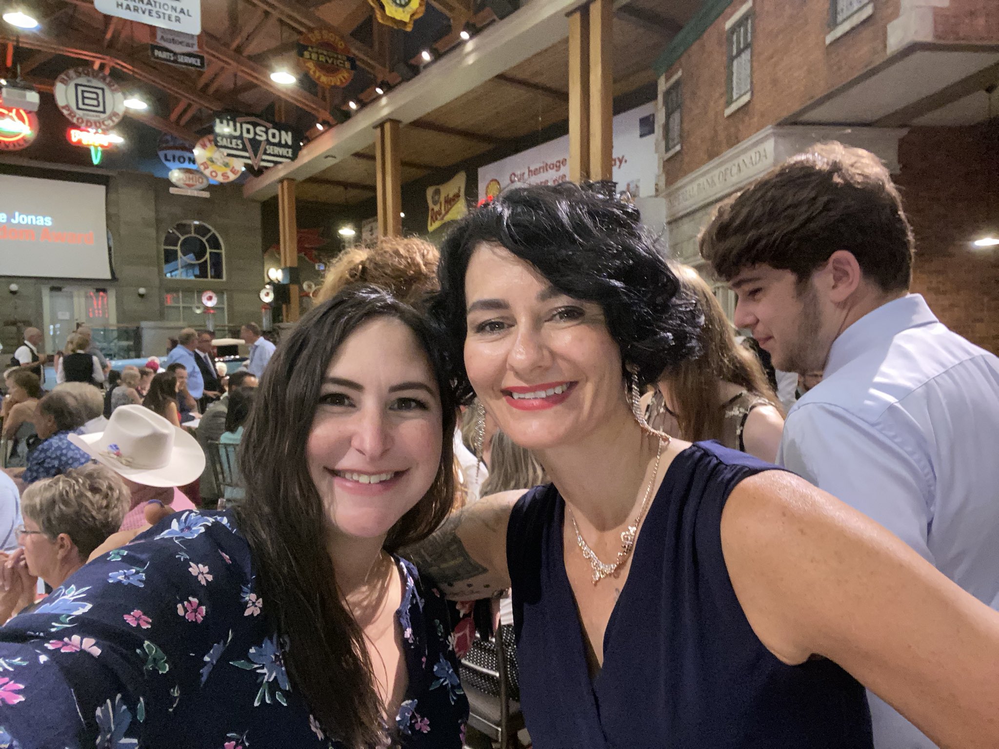 Nadine Ness on Twitter: "Look who I ran into today!! The beautiful @SheilaGunnReid. https://t.co ...