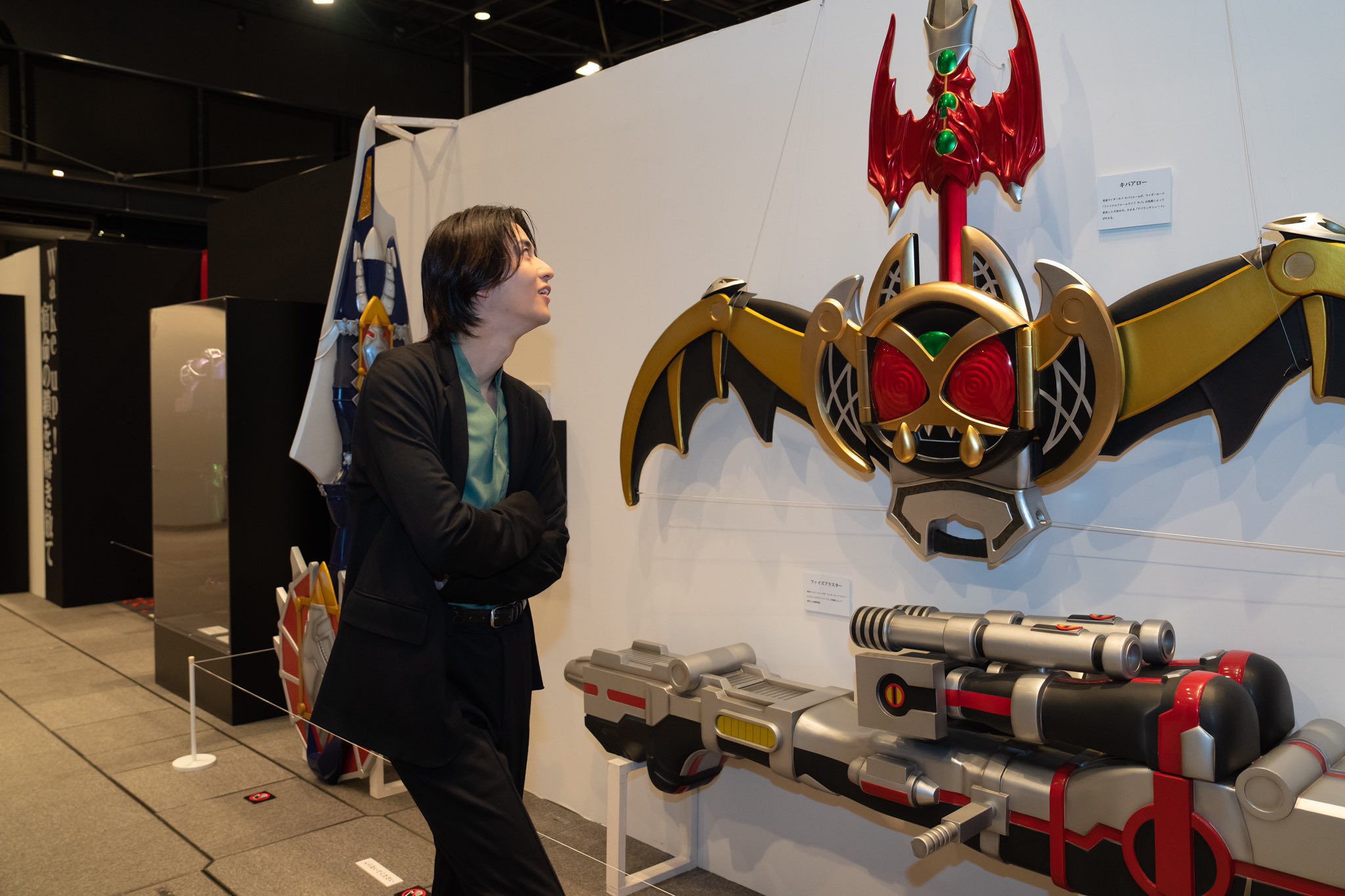 The仮面ライダー展【公式】 On Twitter 【アンバサダー 飯島寛騎 のここに注目!その④】 《撮影で使われた武器やアイテム