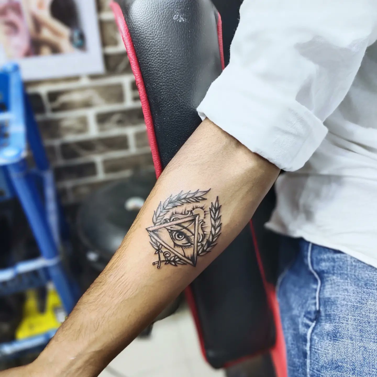Illuminati hand tattoo - Bronctattooaus.com