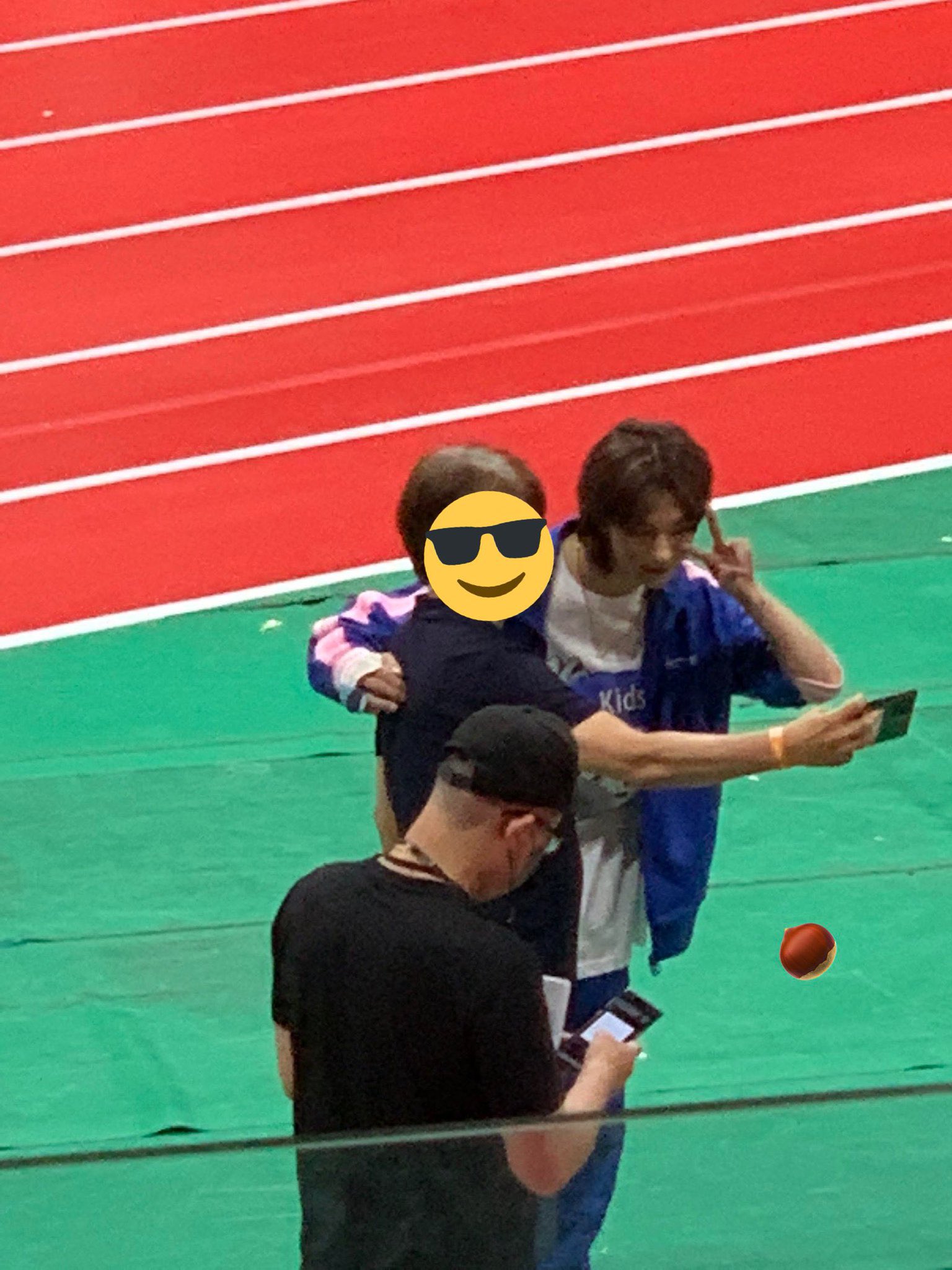 Hyunjin 현진 Central | Fan Acc on Twitter: "ISAC staff went up to Hyunjin for selfies before he ...