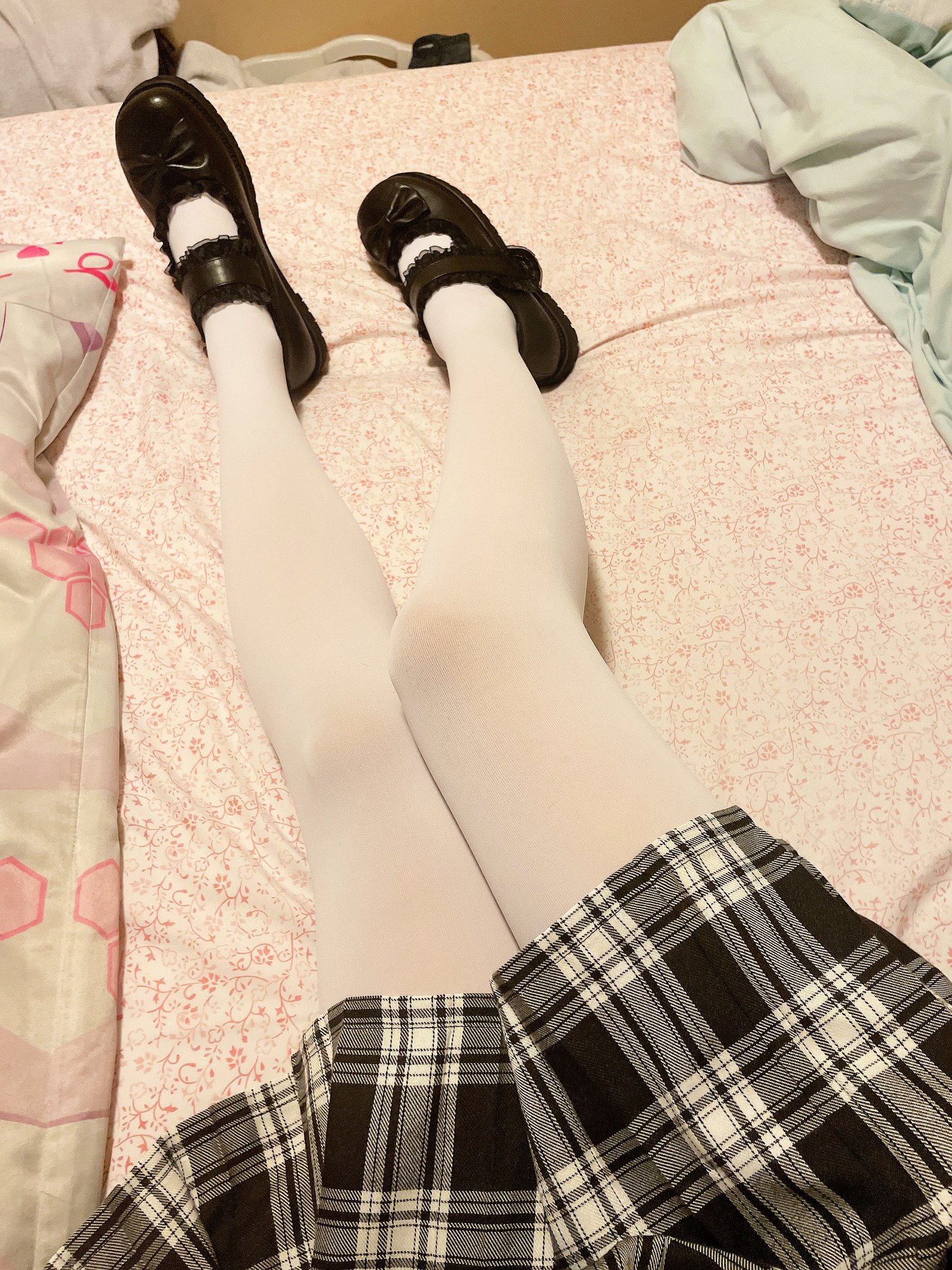 Sora空 On Twitter ~白丝~ And ~可爱的小鞋子~ 咦~有个奇怪的东西混进来了呢~ 伪娘 丝袜 白丝 女装男子 抖m