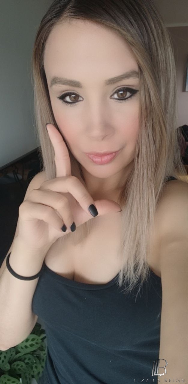 ⚜ LIZZ LA REIGN ⚜ on Twitter: "A hand signal that brings you to your knees! 😈 https://t.co ...